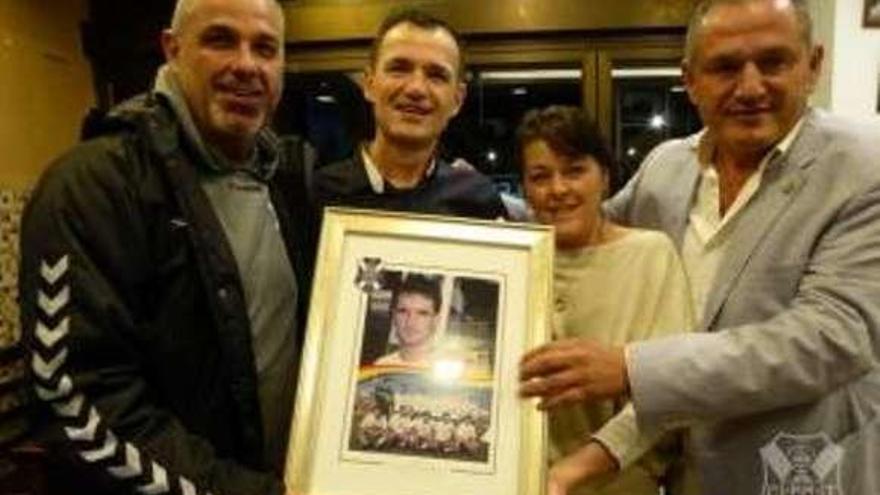 Marcel Sabou, homenajeado por el Tenerife en Gijón