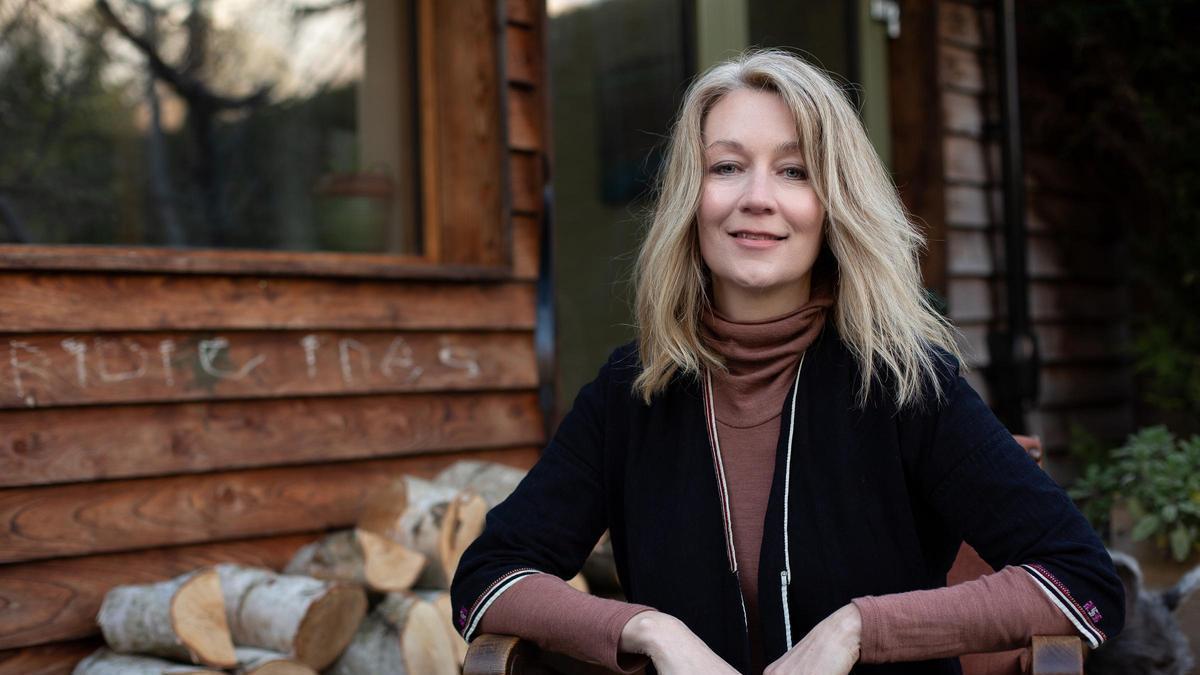 Anna Hope, escritora: «Profundizar en el duelo nos da más vida»