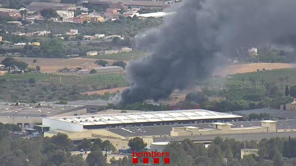 Los Bombers trabajan en la extinción de un incendio en un punto limpio de Vilanova i la Geltrú