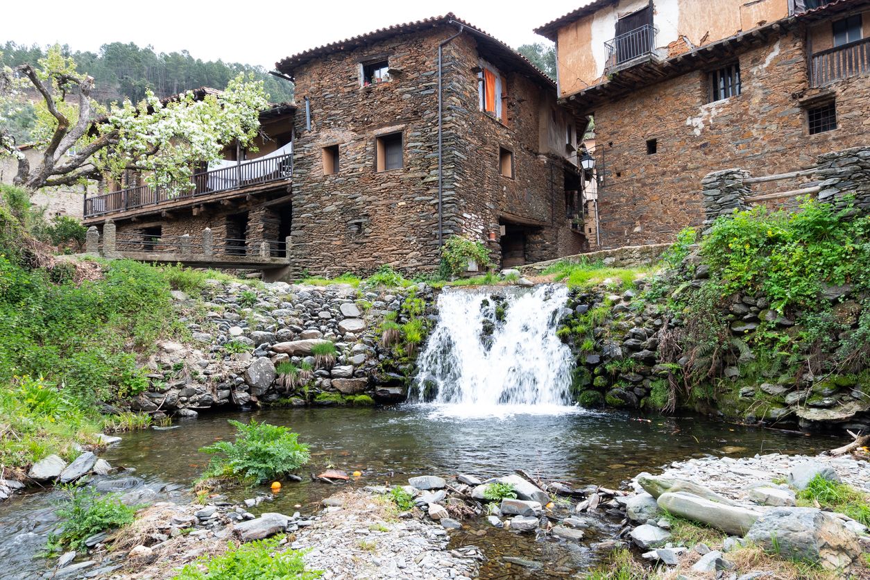 PUEBLO DESCONOCIDO EXTREMADURA | Cascadas de ensueño y casitas de cuento en el pueblo más bonito ...