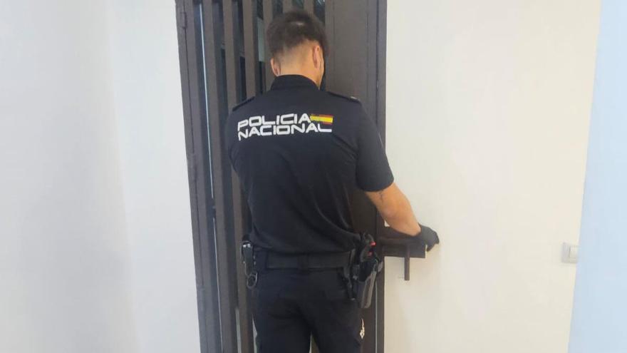 Detienen a un hombre en Ibiza por robar un móvil, dos carteras y dinero del interior de un coche