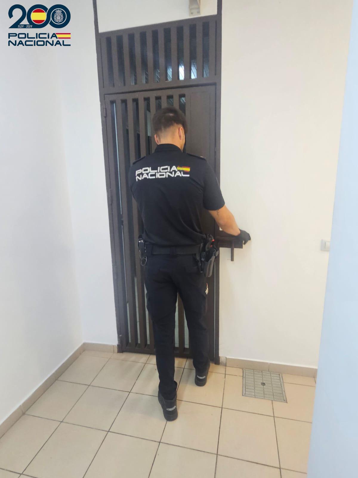 Detienen a un hombre en Ibiza por robar un móvil, dos carteras y dinero ...