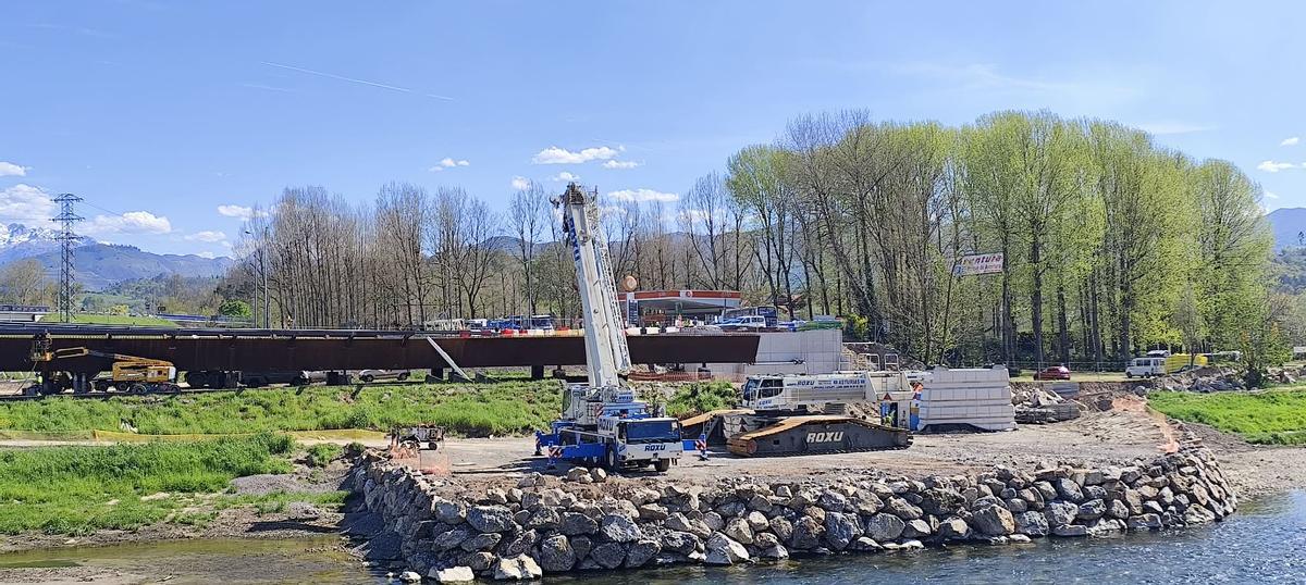 En imágenes: Preparativos para el izado de los tableros del puente ...