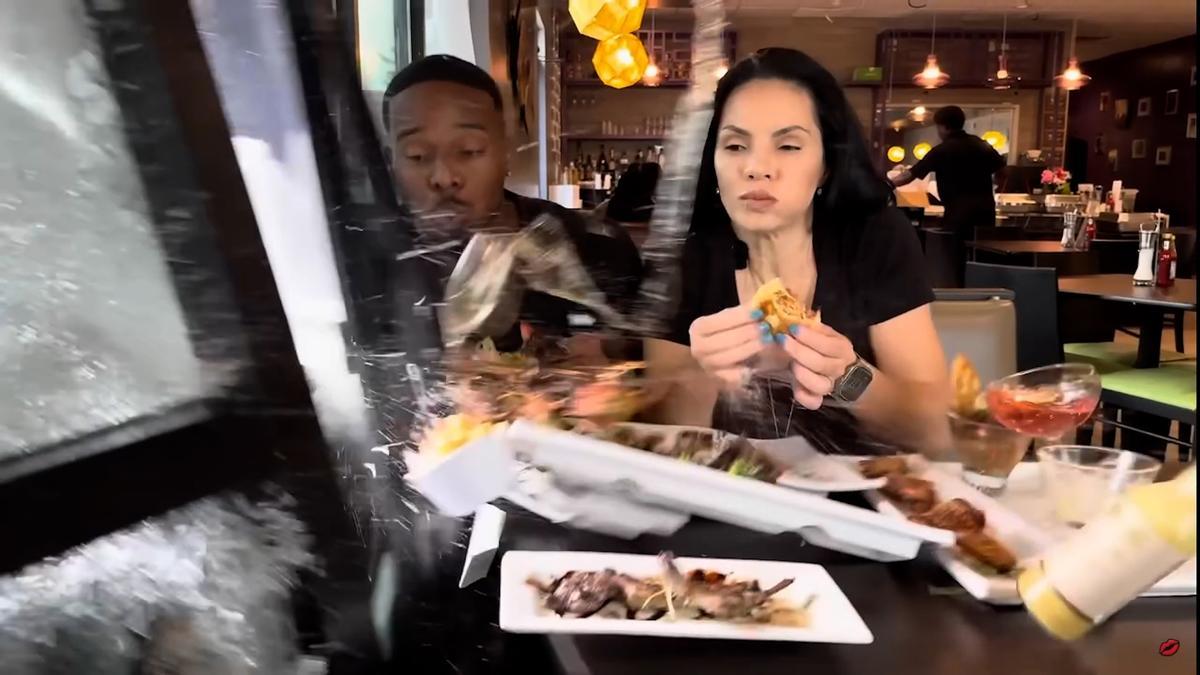 INFLUENCERS ATROPELLO RESTAURANTE | Dos influencers graban el momento exacto en que casi son ...