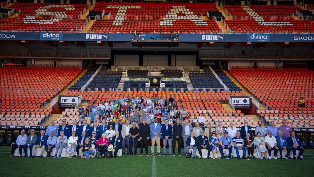 VALENCIA CF | Premiada la fidelidad de los abonados con más de 50 años ...