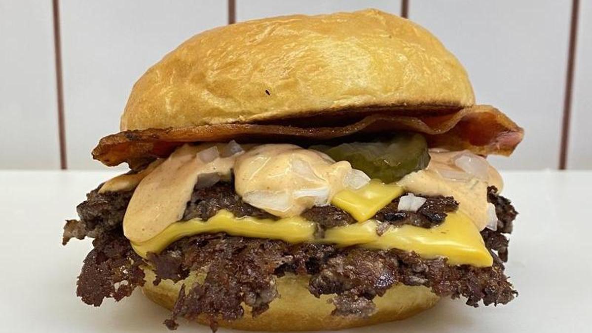 Redline Burgers & Fries abre nuevo local en el centro de Alicante