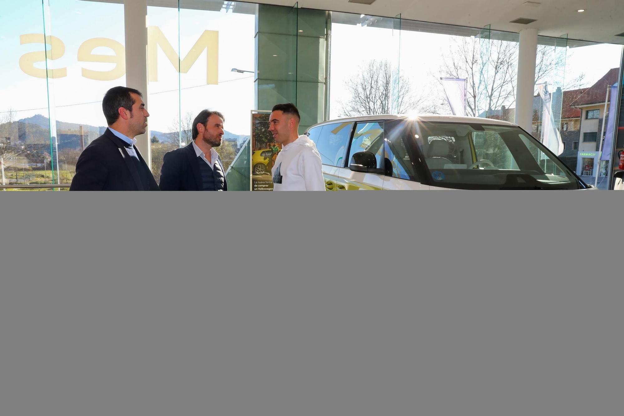 Los fans de Iago Aspas, a la caza del autógrafo