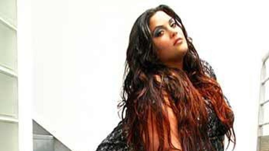 Una modelo de 136 kilos