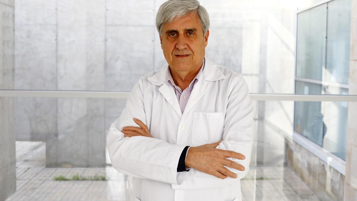 Juan José Badiola recibe en Alicante el Premio Balmis