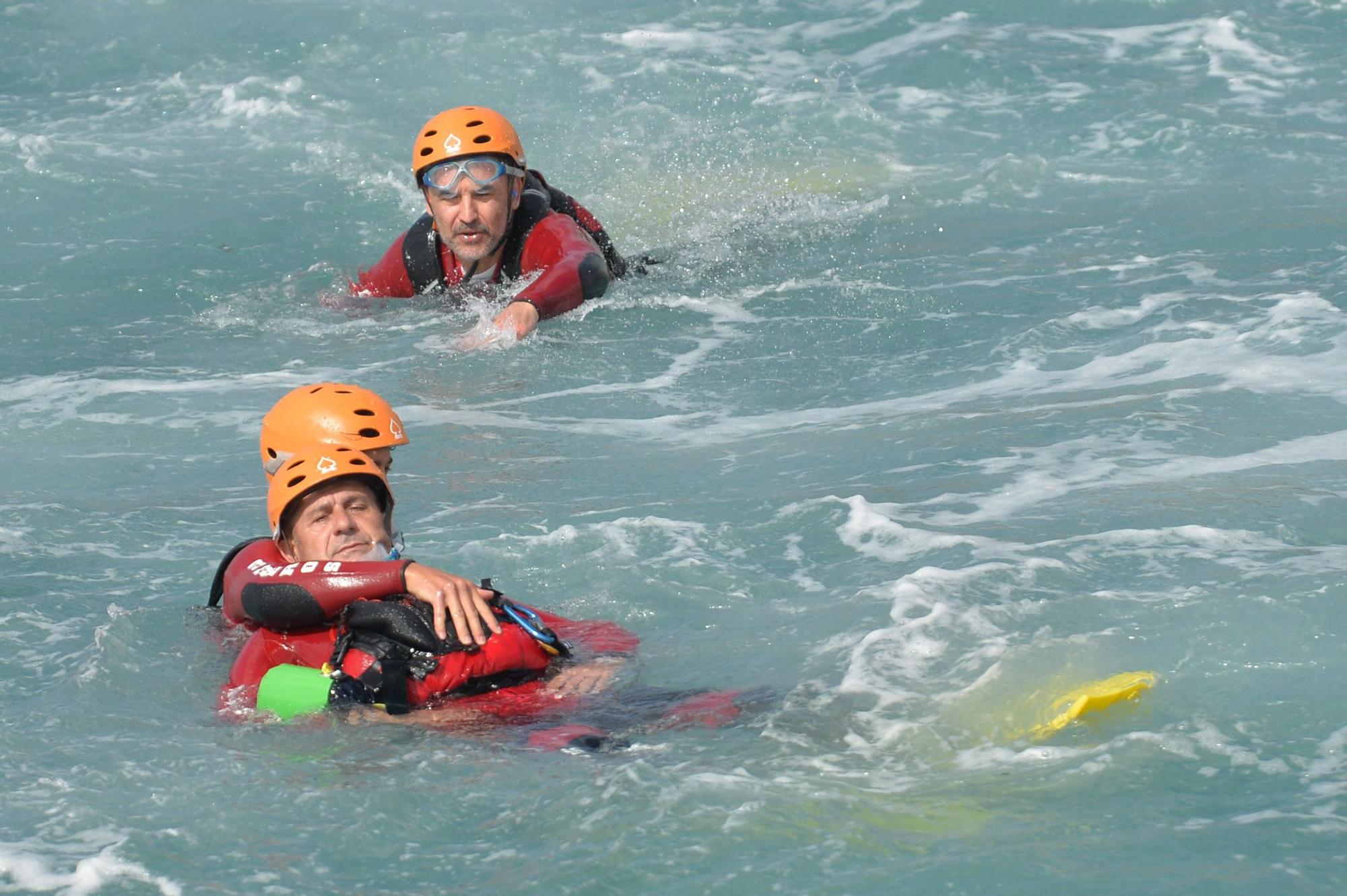 Formación en técnicas de rescate acuático de Bomberos