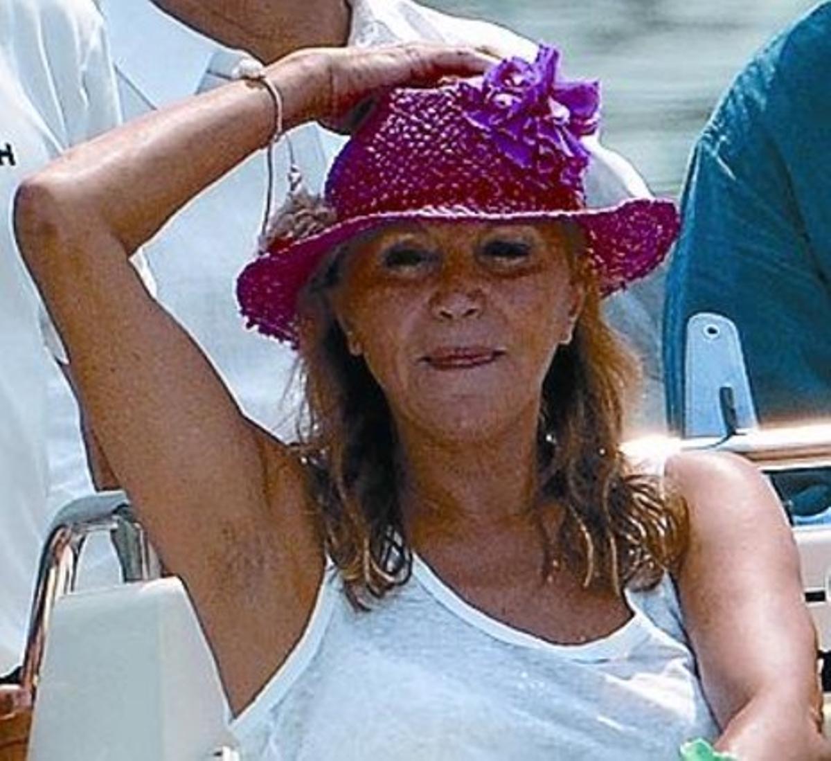 Tita Cervera pasa el día en un chiringuito playero de lujo - El Periódico