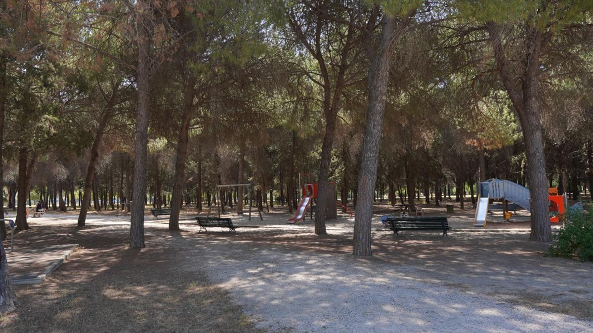 El parque de Sevilla con bosques, juegos y lagunas con patos perfecto ...