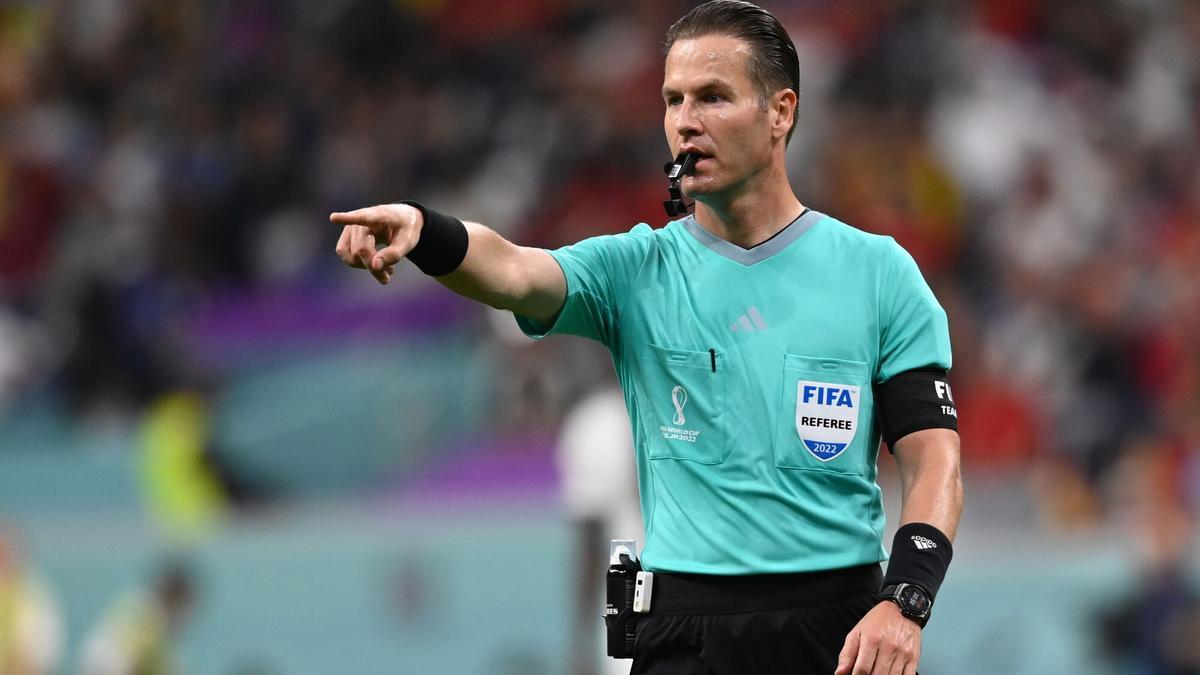 Estos son el árbitro y el VAR del Benfica - Barça de la Champions