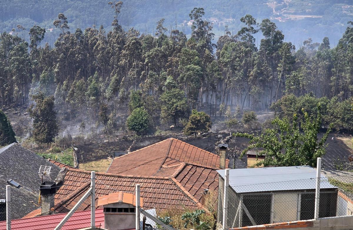 El día después tras el incendio que amenazó viviendas en A Cañiza