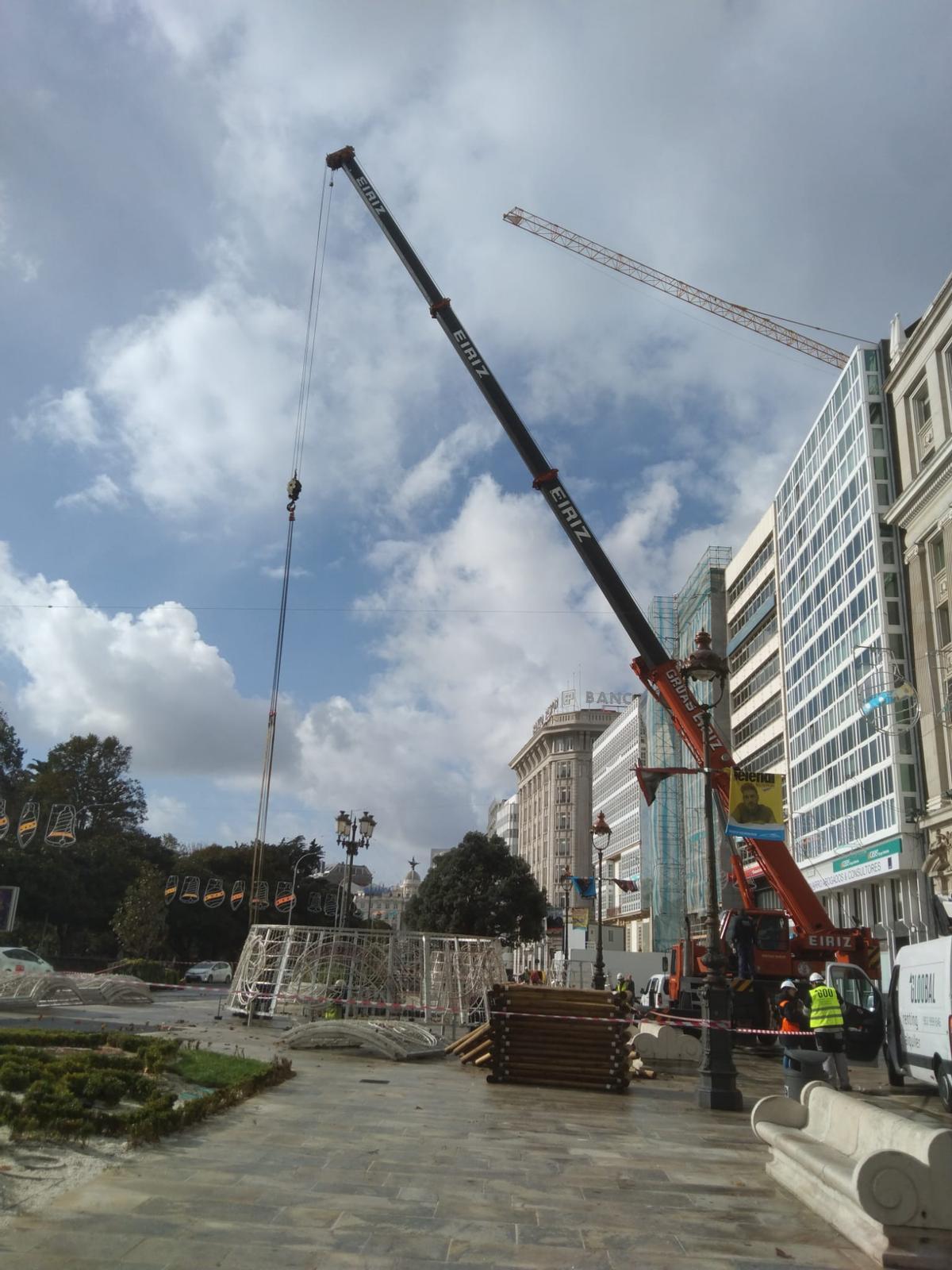Arranca el montaje del árbol de Navidad en el Obelisco de A Coruña - La ...