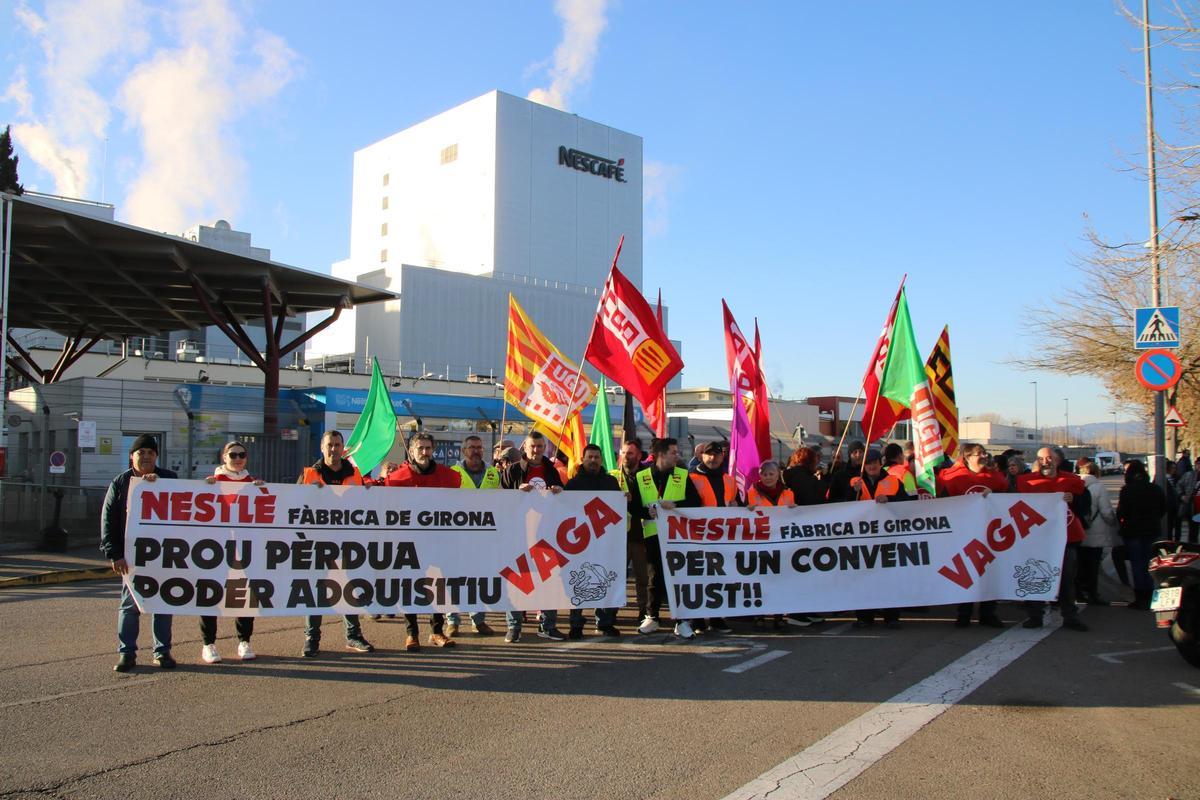 Uns 150 treballadors de Nestlé es concentren a la fàbrica de Girona per ...
