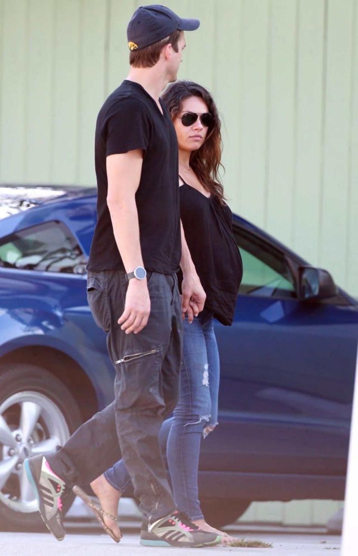 Ashton Kutcher y Mila Kunis, de paseo con mala cara - Cuore