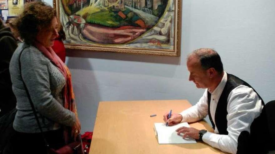 Jorge Pruneda presenta en Nava el libro "El laberinto de la libélula"