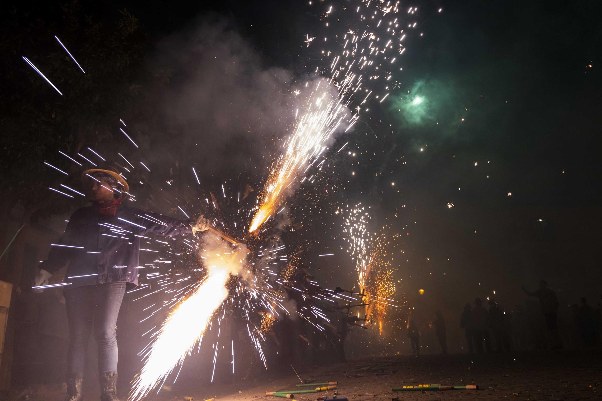 Así ha sido el pasacalle de cohetes de lujo en Paterna