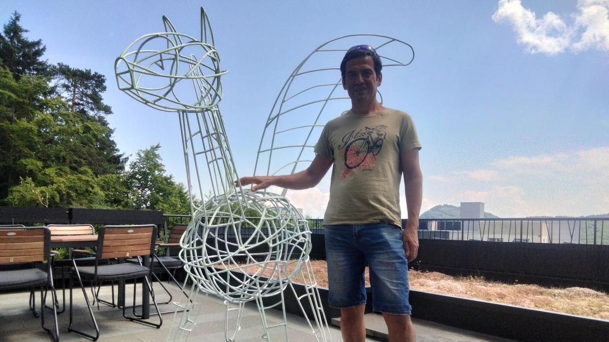 El alicantino Enrique Jordá posa su "Pegasus" en Transilvania