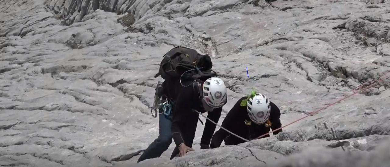 Miguel Ángel Roldán, enfermo de ELA, corona el Urriellu tras un ...