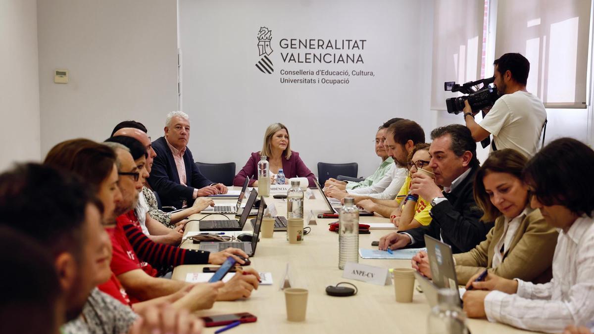 Sindicatos de profesores negocian en Consellería para desbloquear la huelga