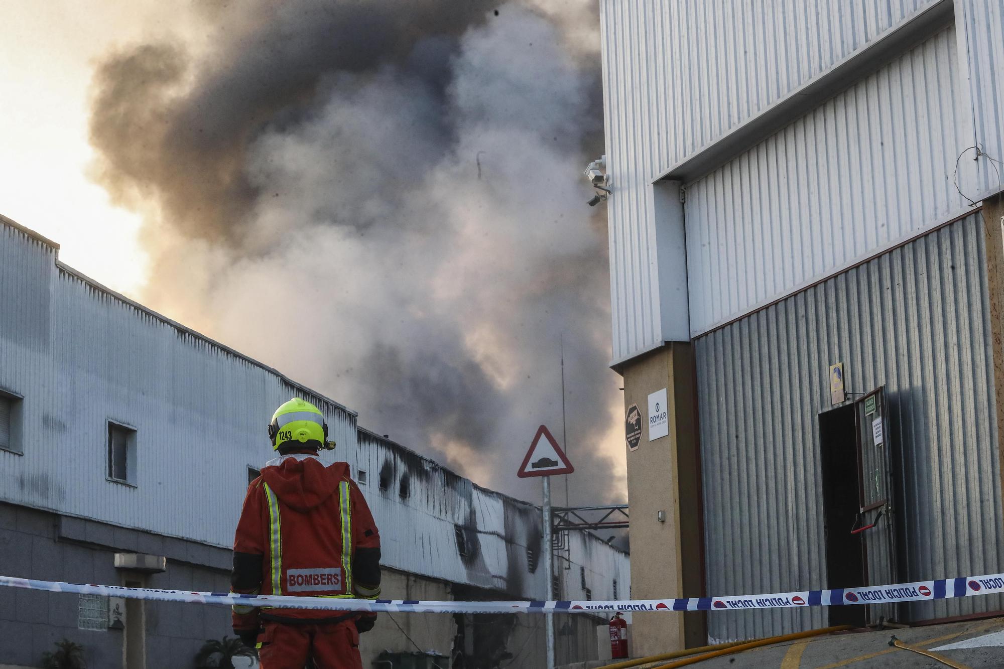 Fuego y explosiones en un incendio en una fábrica química de Náquera