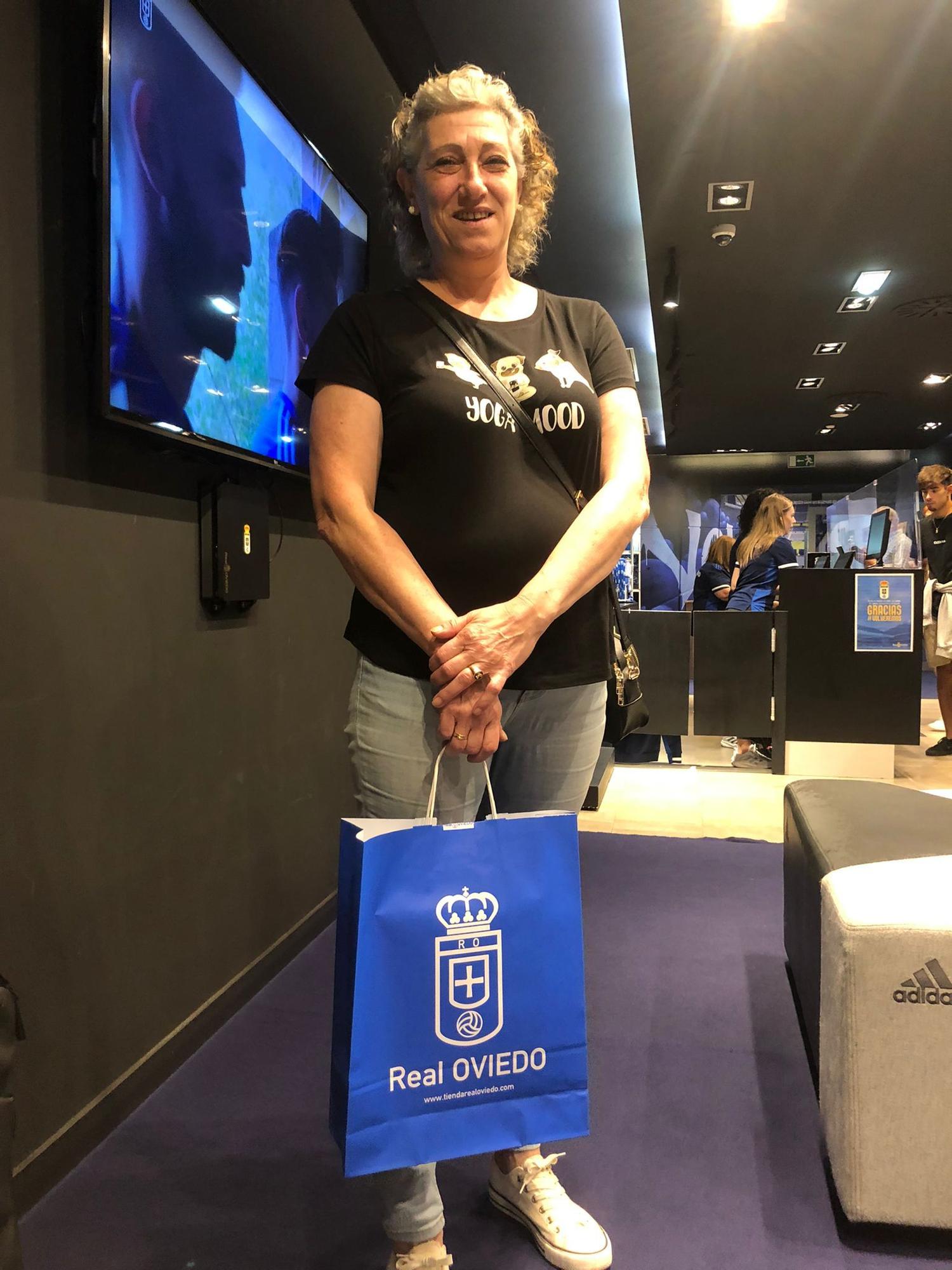 En imágenes: La afición del Oviedo llena Caveda para adquirir las ...