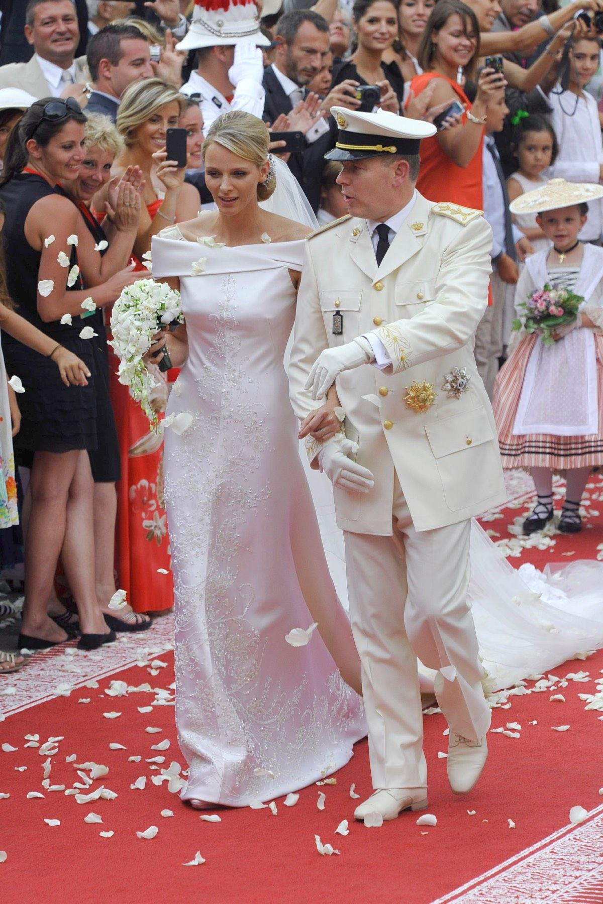 CHARLENE DE MÓNACO VESTIDO GIORGIO ARMANI | Cola de 5 metros, 40.000 ...