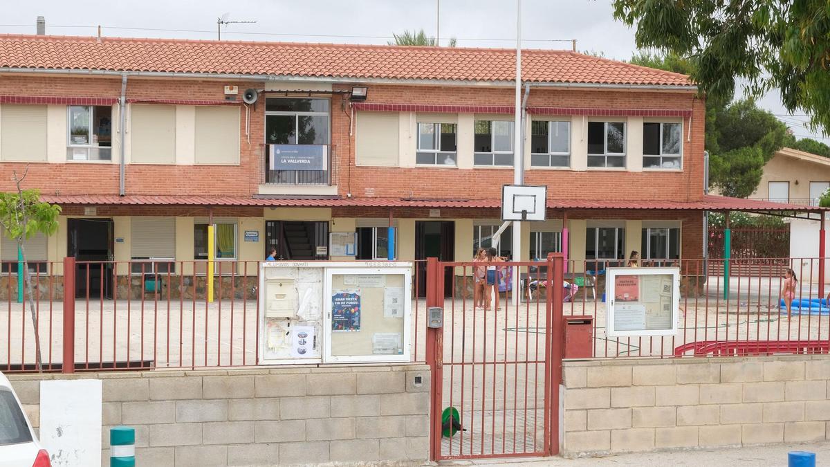 Vallas a la salida del colegio de Valverde para evitar accidentes