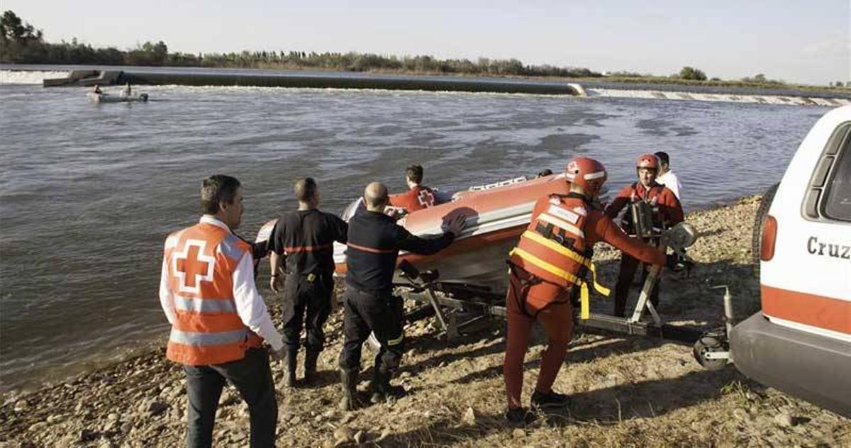 Equipos de emergencia buscan a un joven caído al agua del Guadiana cuando pescaba en el Pico