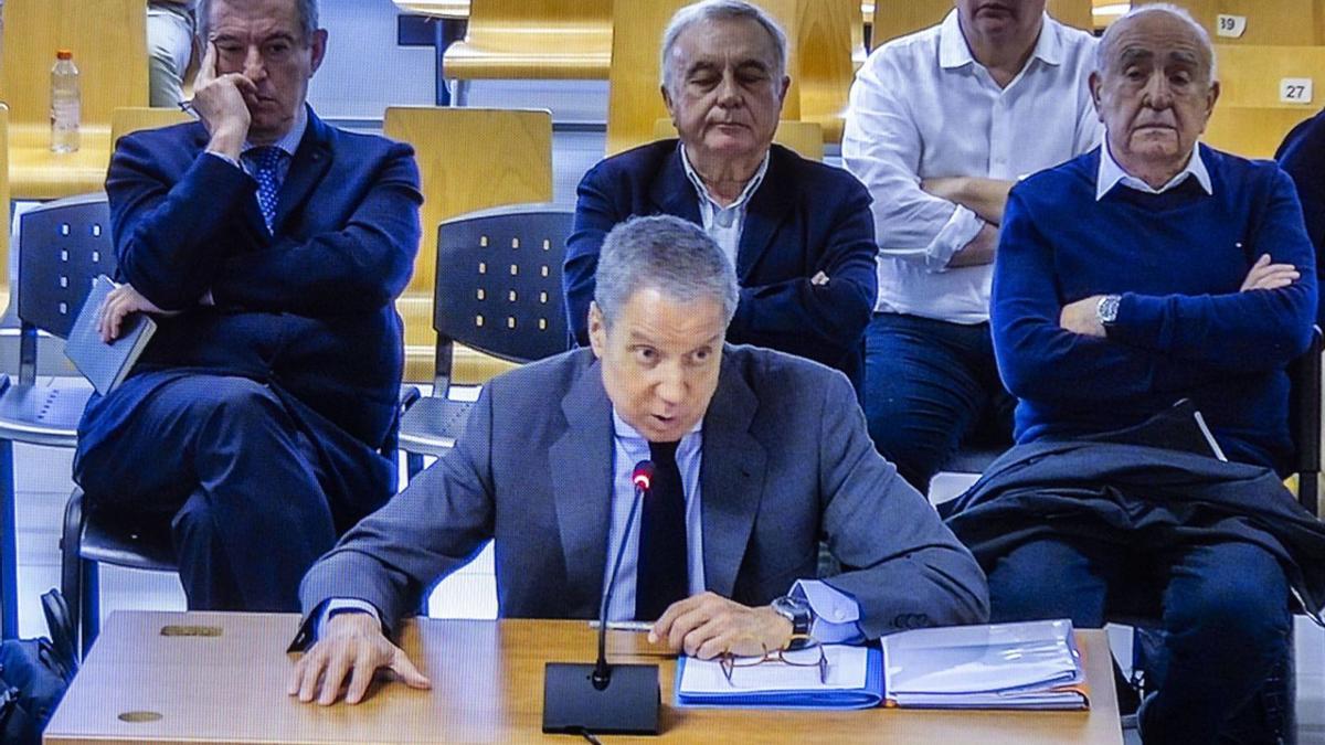 El hombre que pudo reinar, un artículo de Juan R. Gil