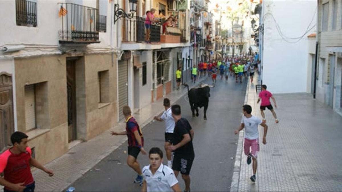 Una mujer de 72 años fallece por una cornada en los bous al carrer de ... Una mujer de 72 años fallece por una cornada en los bous al carrer de ...