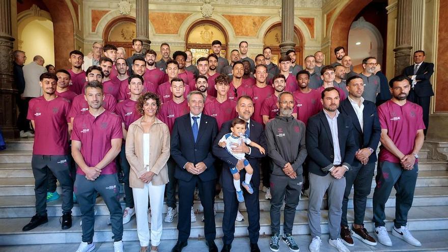 Visita institucional del CD Tenerife al Ayuntamiento de Santa Cruz tras ...