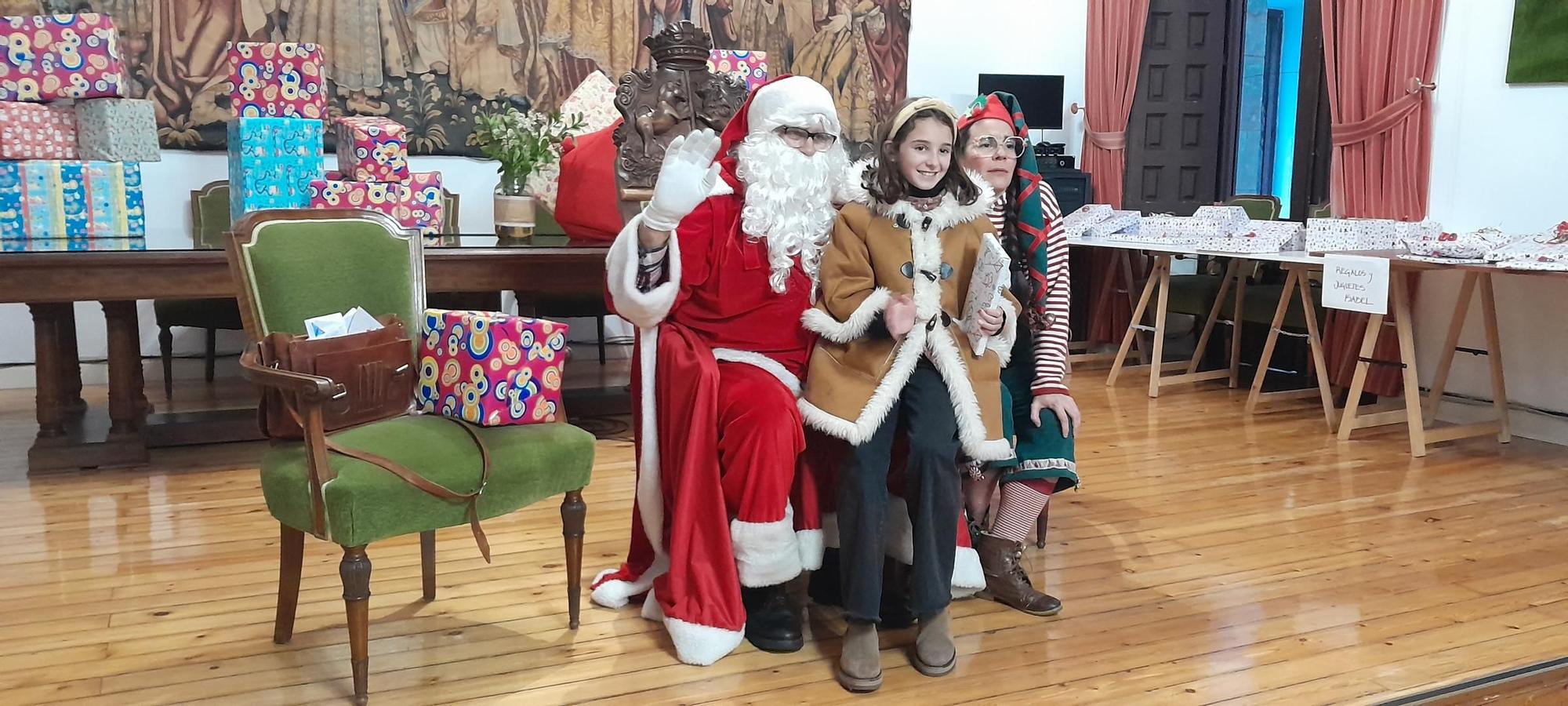 GALERÍA | Papá Noel entrega regalos a los niños de Toro en el Ayuntamiento