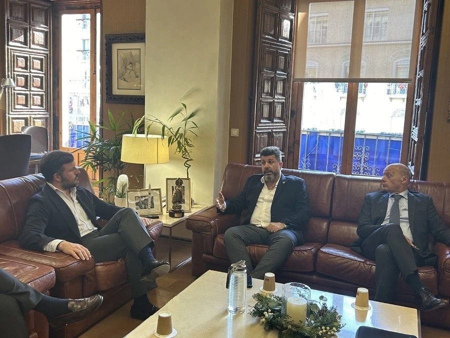 Reunión entre el dueño del Elche CF, Christian Bragarnik, y el alcalde ...