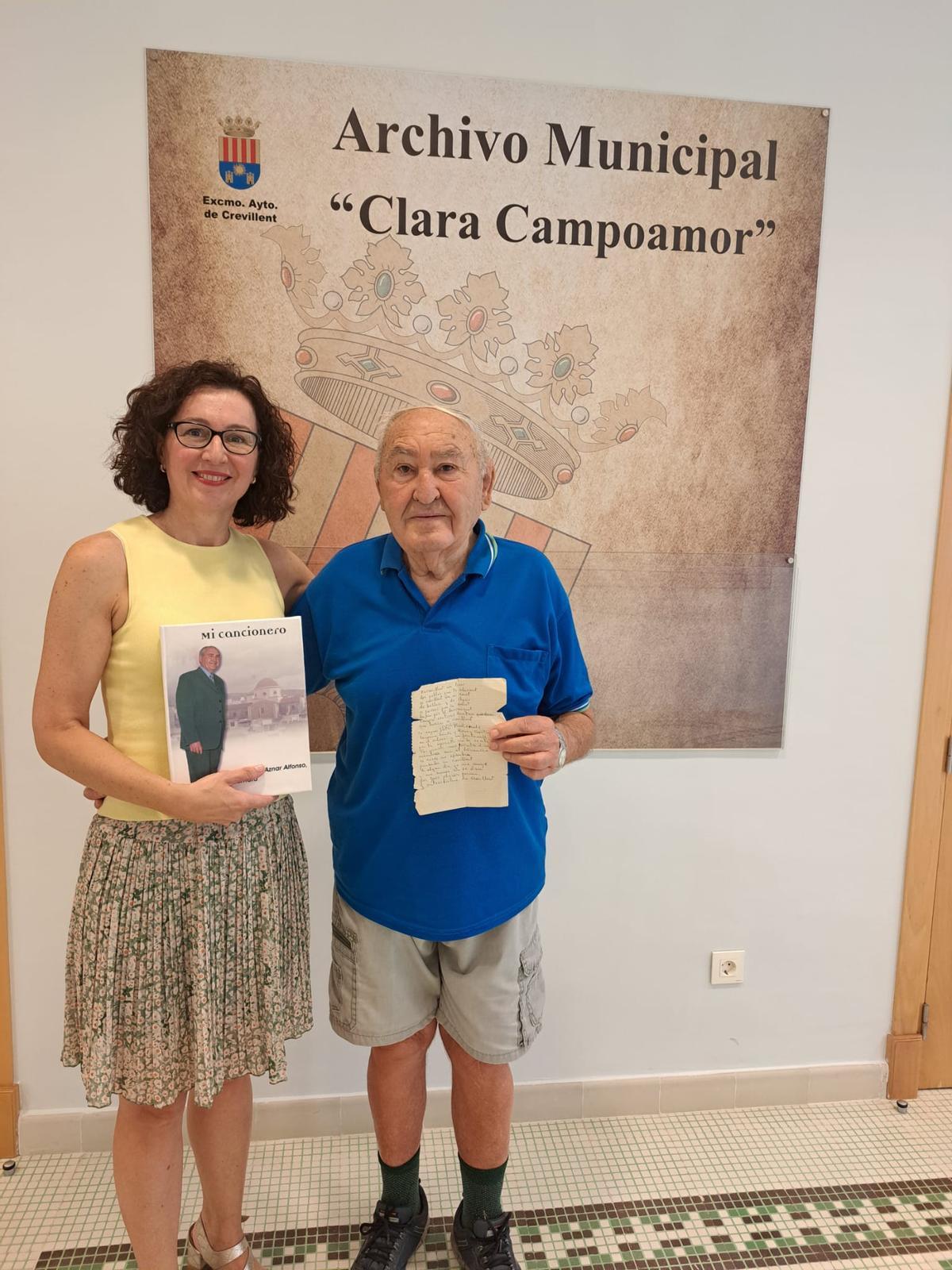 Manuel Aznar dona su cancionero con "És Crevillent un tresor" al ...
