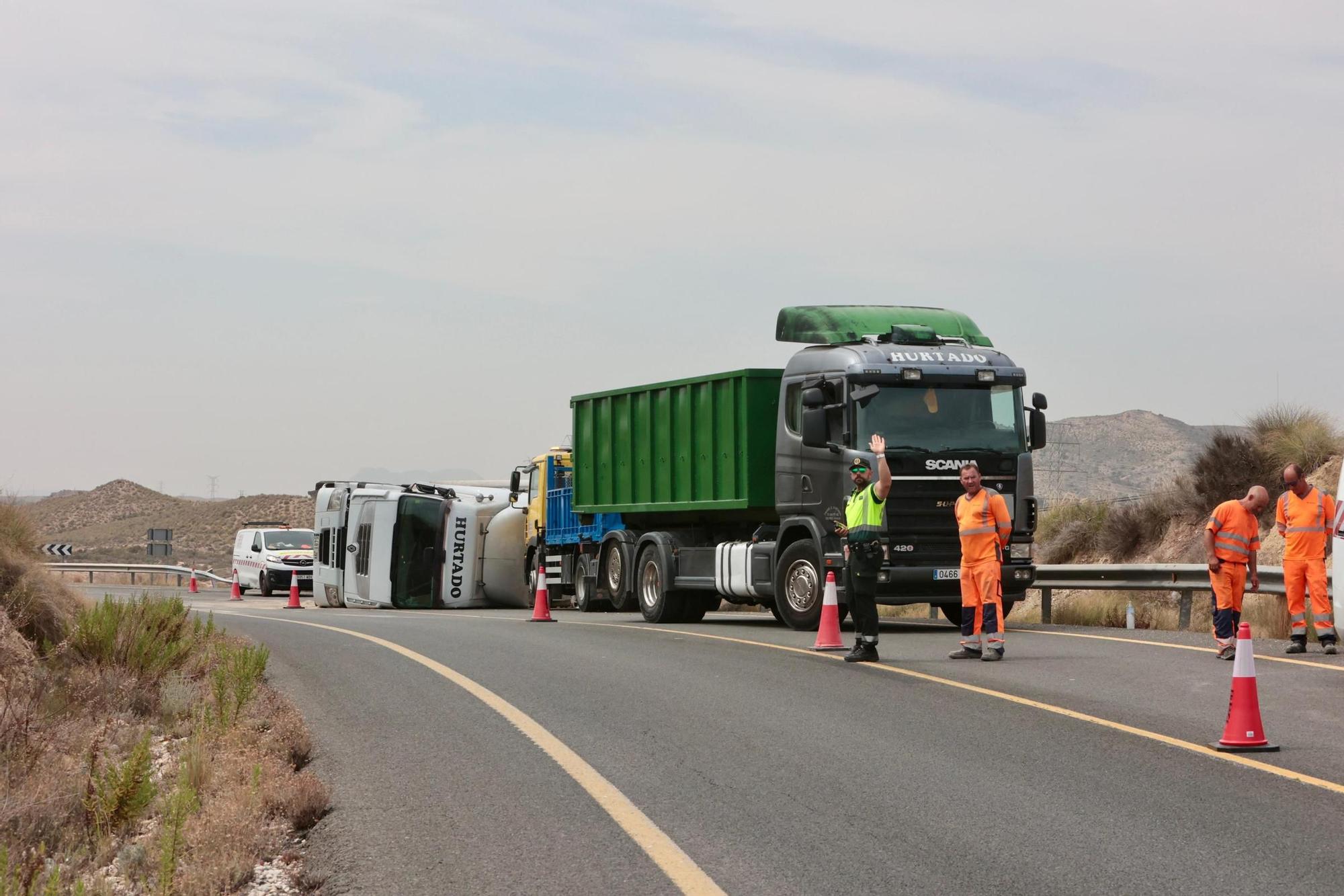 El accidente de un camión de basura obliga a cortar uno de los carriles de la CV-800