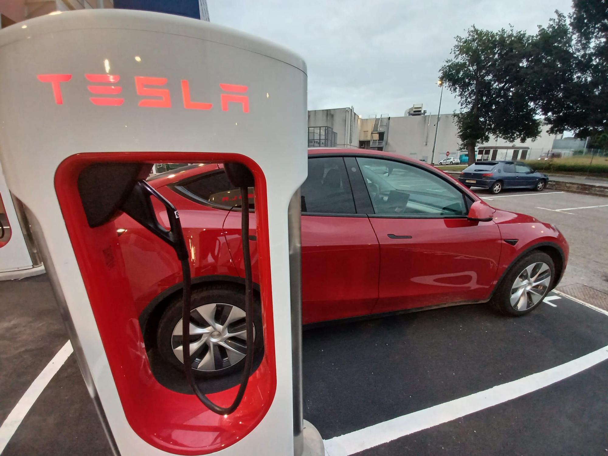 Así son los "supercargadores" de Tesla en Parque Principado, éxito de ...