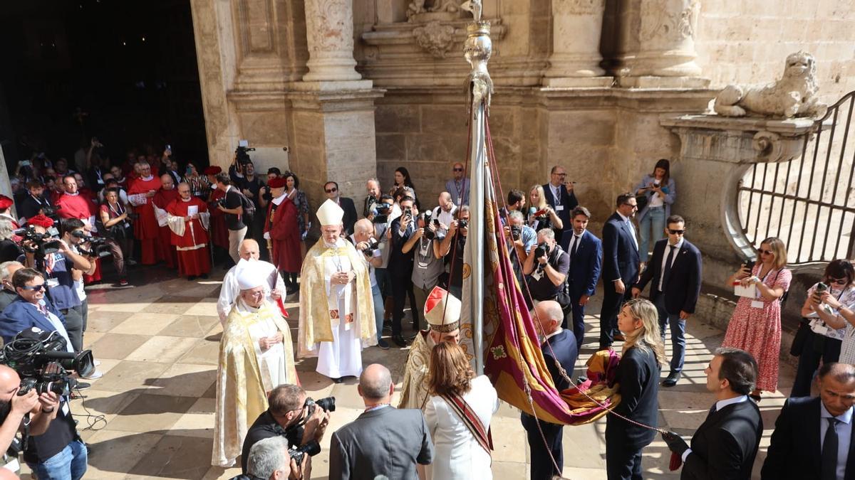La Real Senyera regresa a la Catedral de València