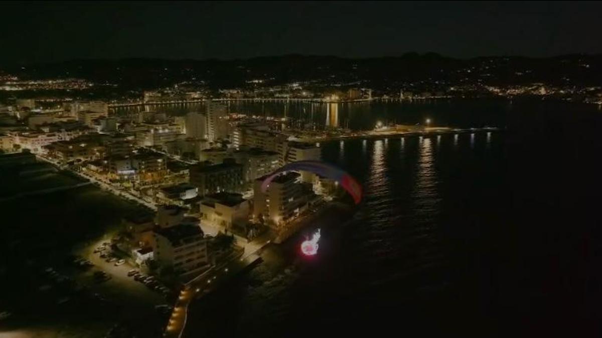 PAPA NOEL EN IBIZA | Papa Noel sobrevuela Sant Antoni en su trineo