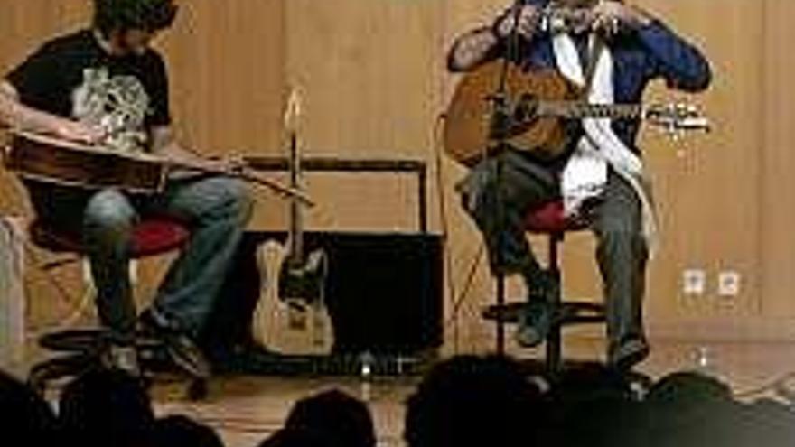 «Perro Tuerto» actúa en el Valey Muestra de insectos-palo tropicales