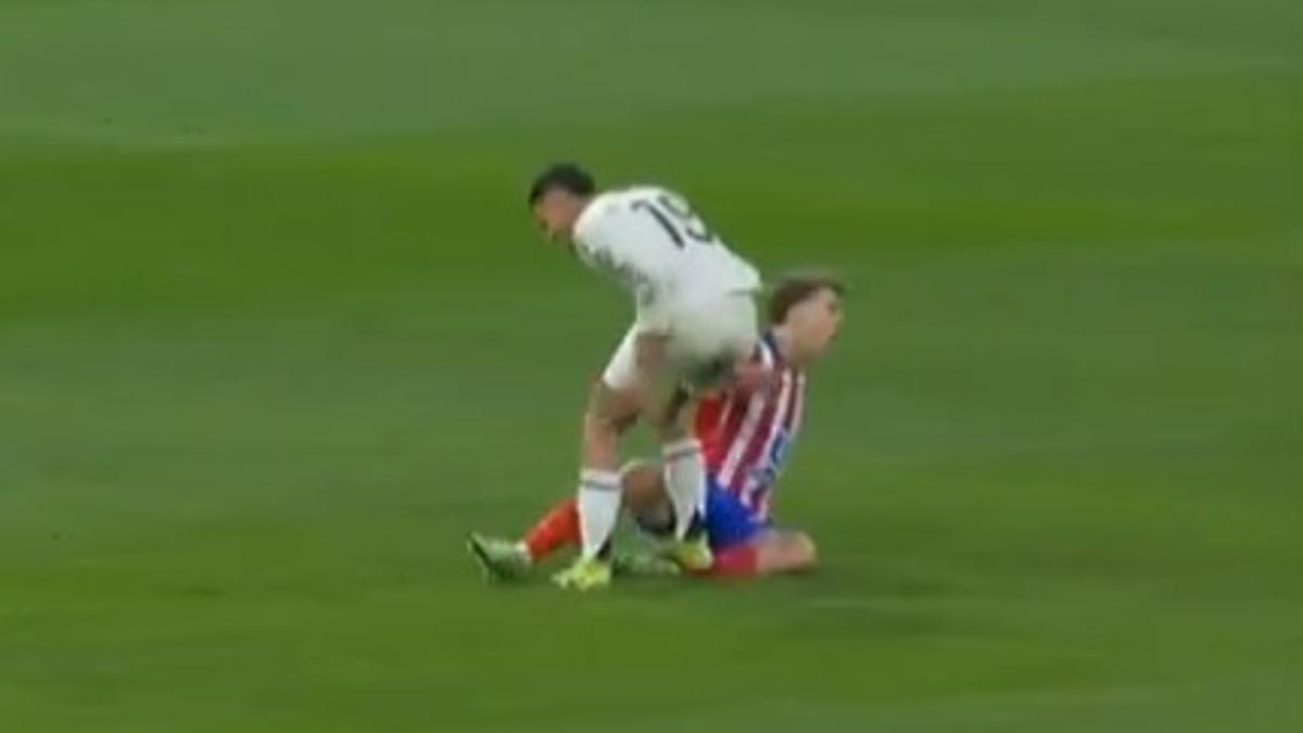 Ceballos se libró de la roja tras una entrada durísima a Barrios