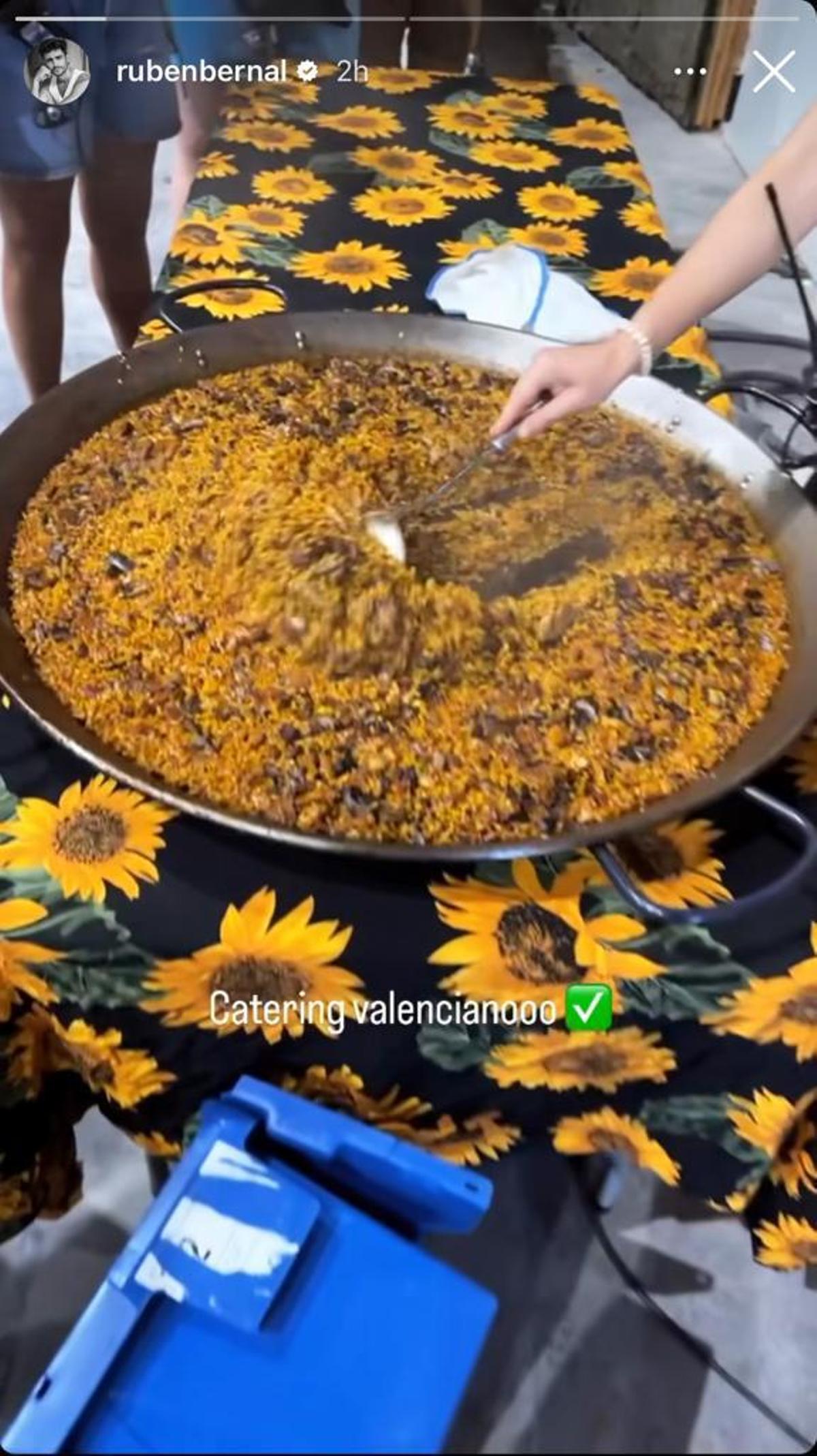 Andrea Duro presume de paella en pleno rodaje en València