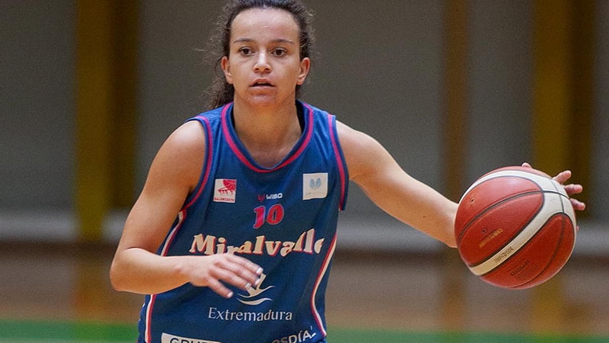 Alicia Morales renueva en el Miralvalle