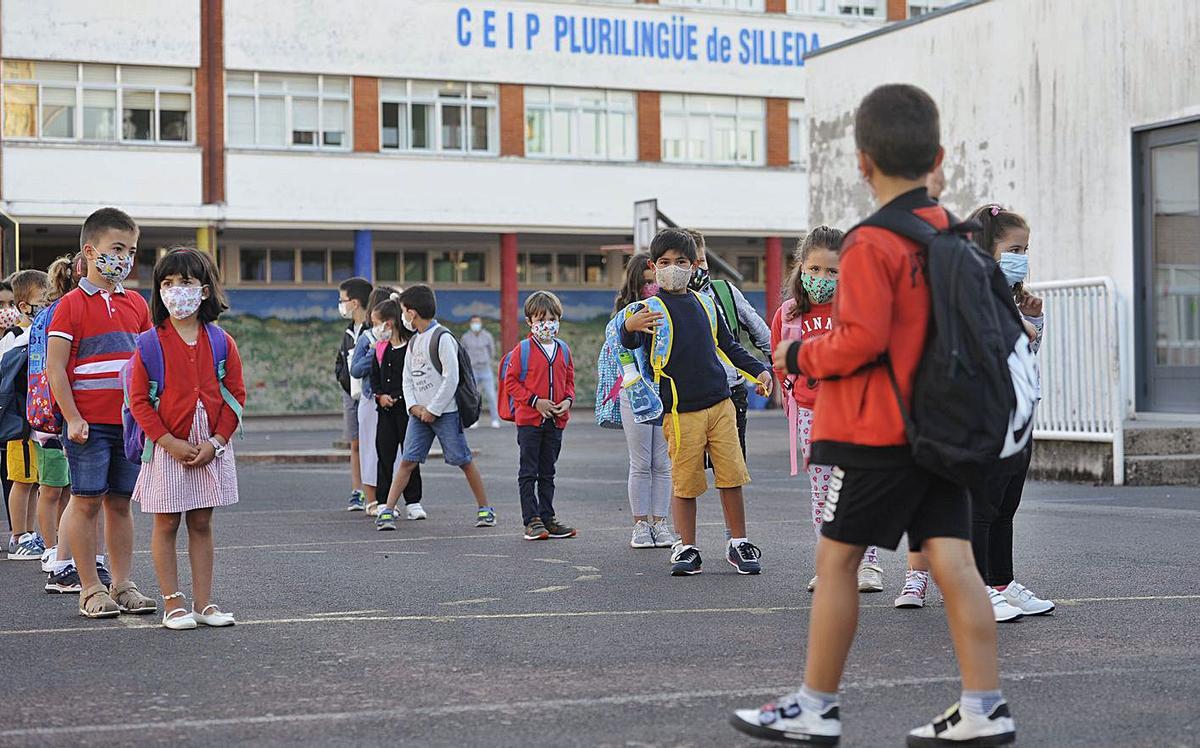 Educación se compromete a arreglar baños y tejados de los colegios ...