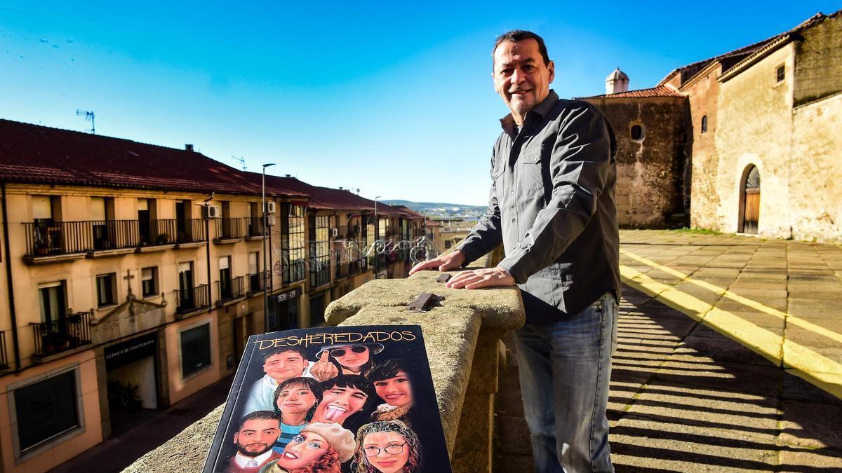 Julio Pérez, de Plasencia, se adentra en el realismo social con 'Desheredados'