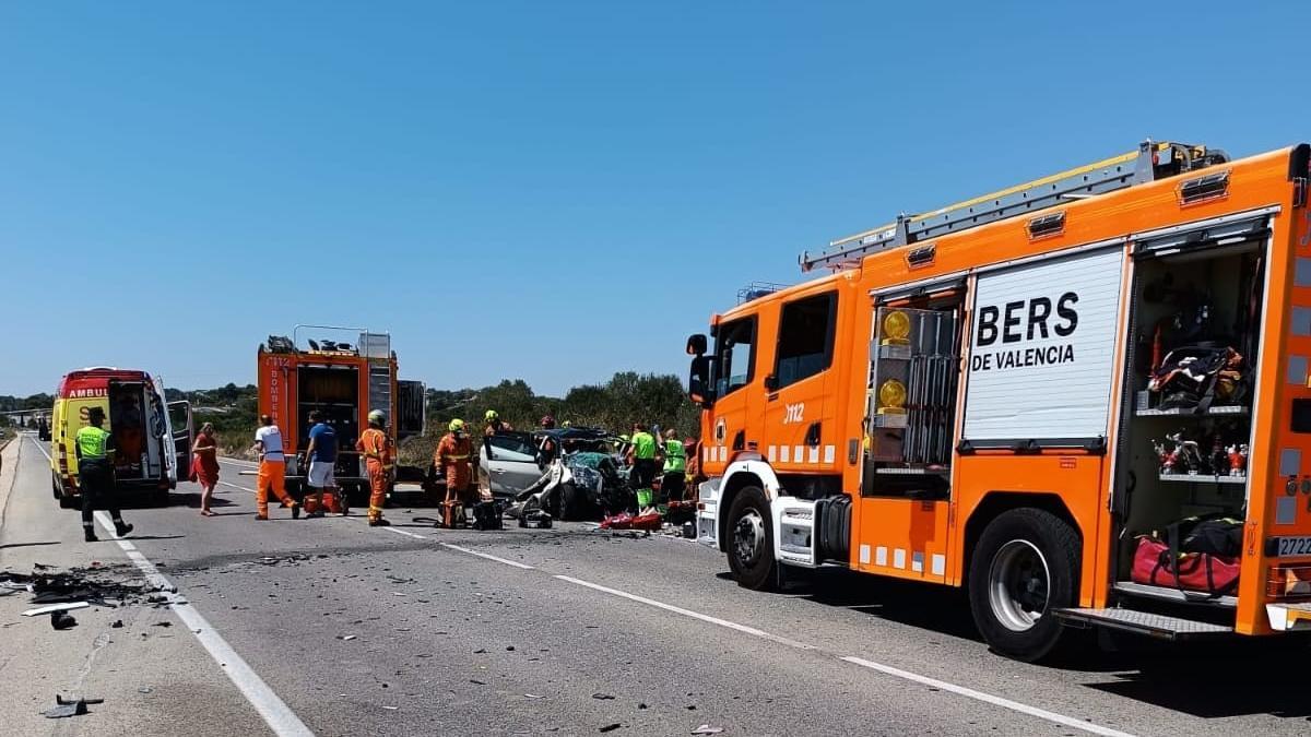 Accidente tráfico: Tres heridos en un choque frontal con una grúa en la CV-415