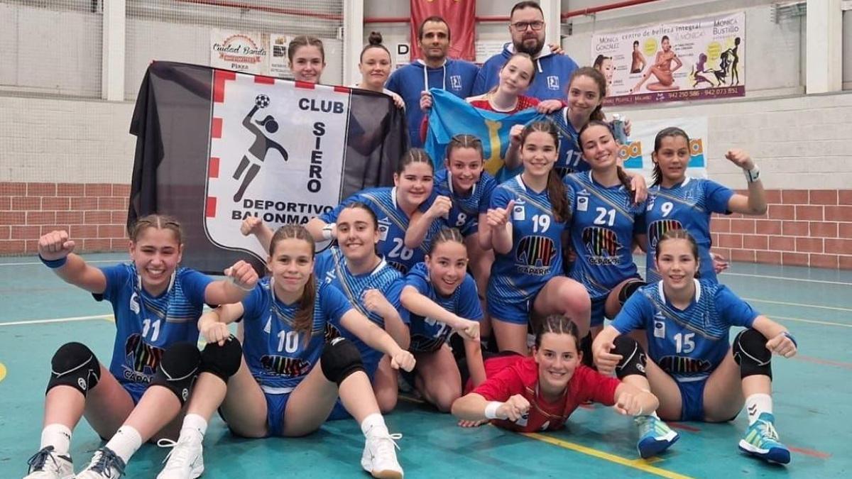 El equipo infantil del Siero Deportivo Balonmano, en la final del ...