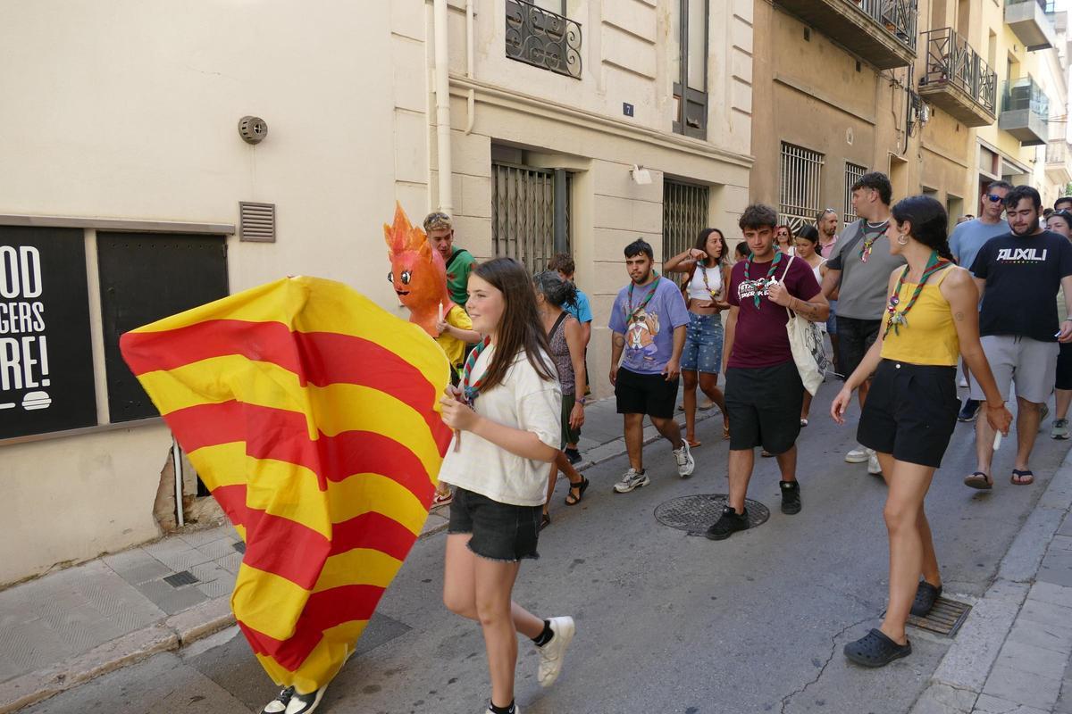 EN IMATGES | Figueres rep la Flama del Canigó i la reparteix arreu de l ...